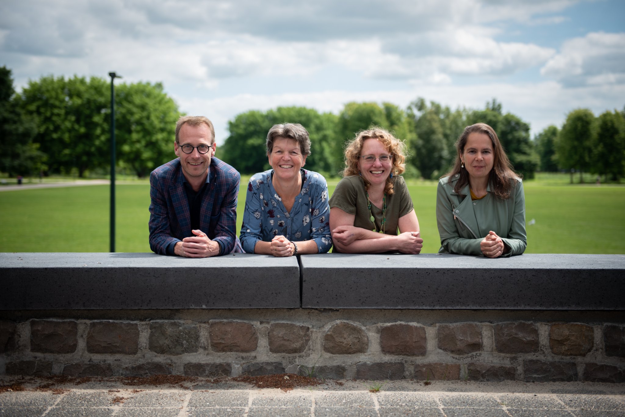 Initiatievencoaches staan bij het Innovatiecafe Twente Beter Festival ...